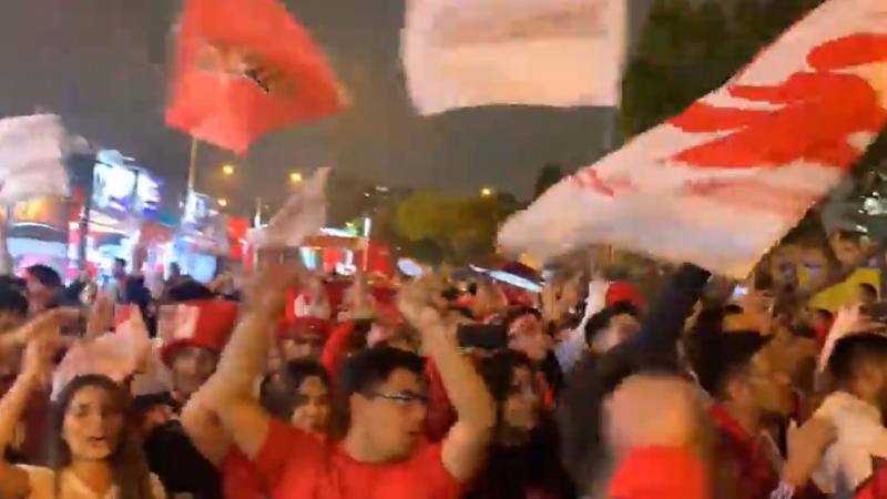 Perú vs Brasil: hinchas de la Bicolor arman la previa a las afueras del ...
